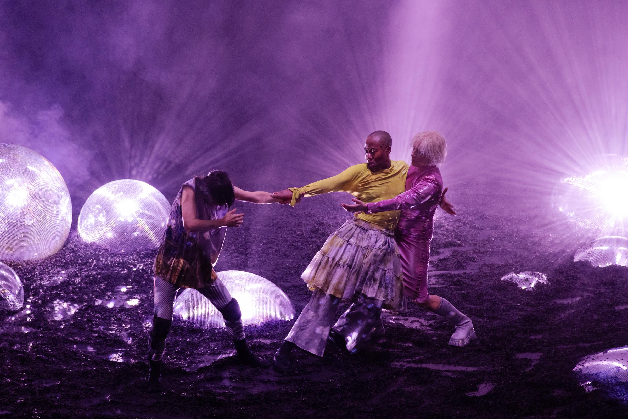 GLITCH WITCH – Meg Stuart/Damaged Goods | Etcetera